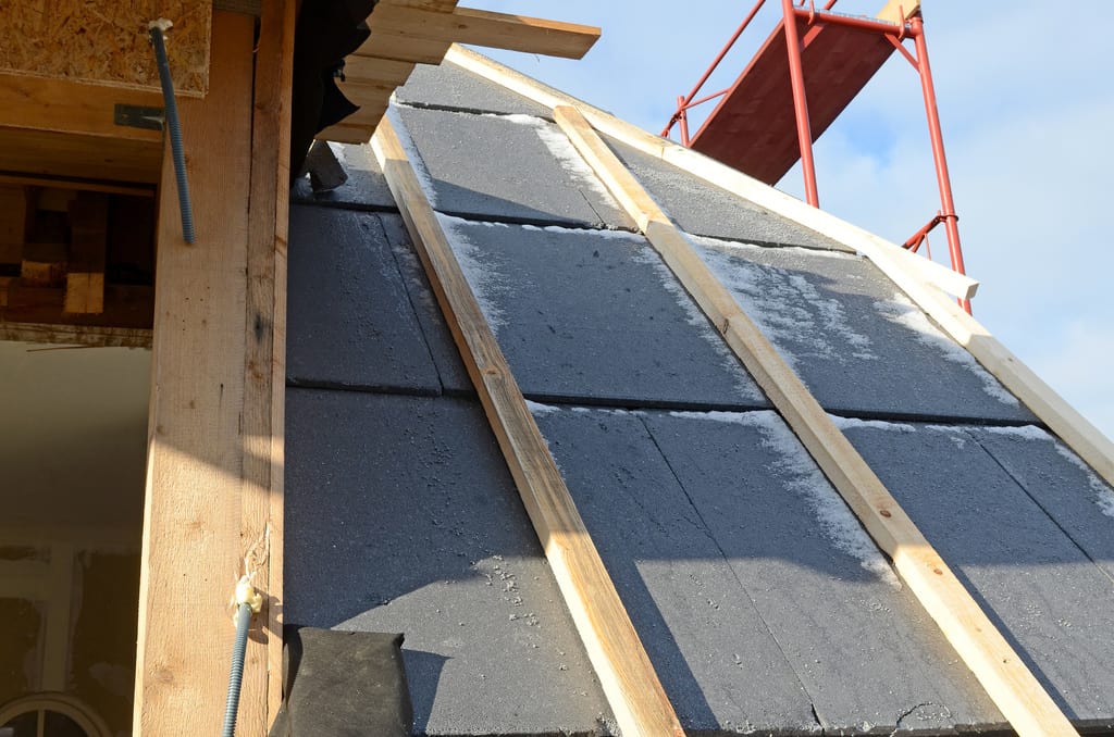 Isoler une toiture par l’extérieur : étapes, prix et réglementation