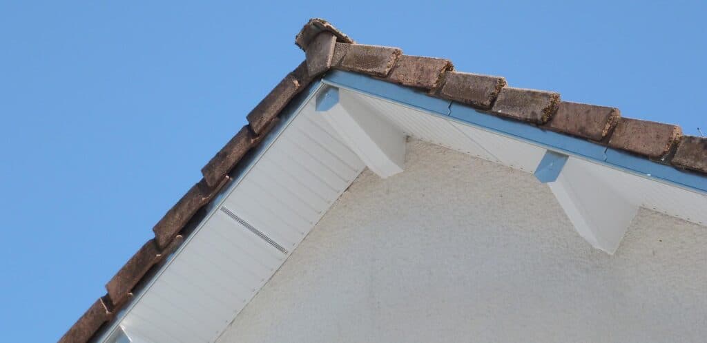 Dessous de toit : fonction, prix et pose (2025)